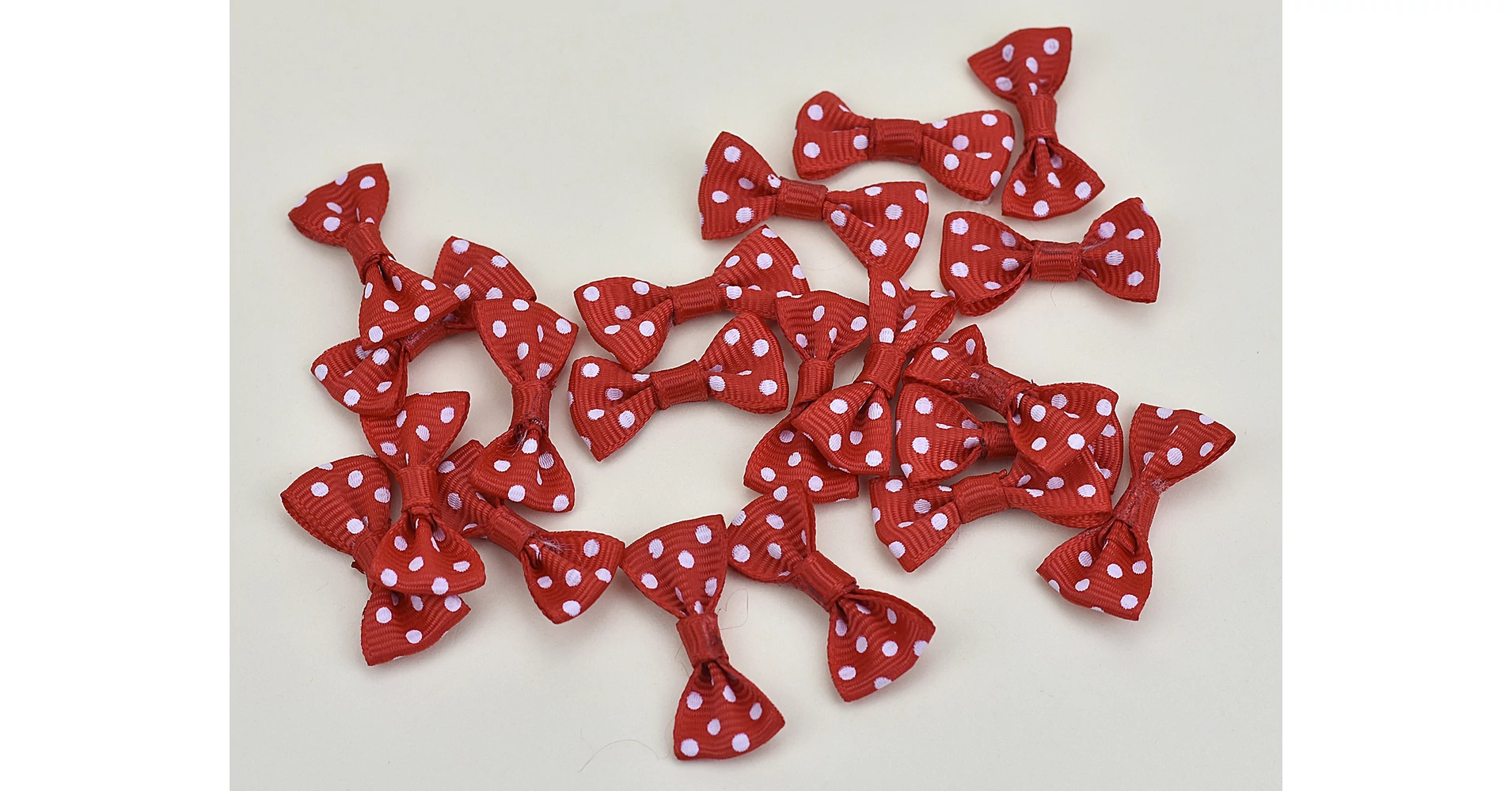 Masni piros pöttyös 20db/csomag - Szalagok, Masnik, Szatén Rózsák ...