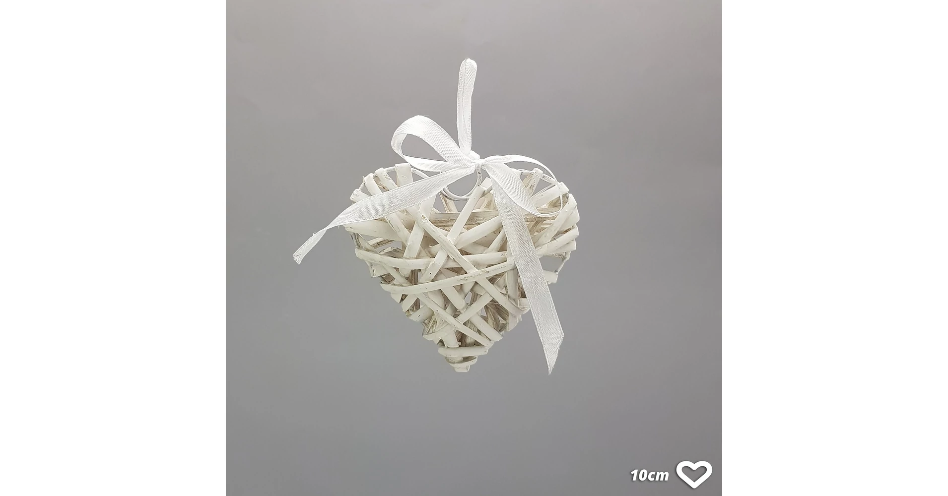 Fehér vessző szív fém vázon 10cm (500/#) - Fonott Szív - corollakft